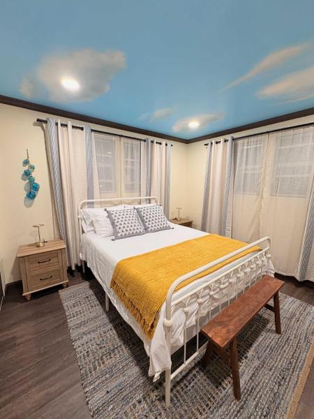 Catch Of The Day Pet-friendly El Pescador 1 Block From The Beach - SeaWorld San Diego, San Diego