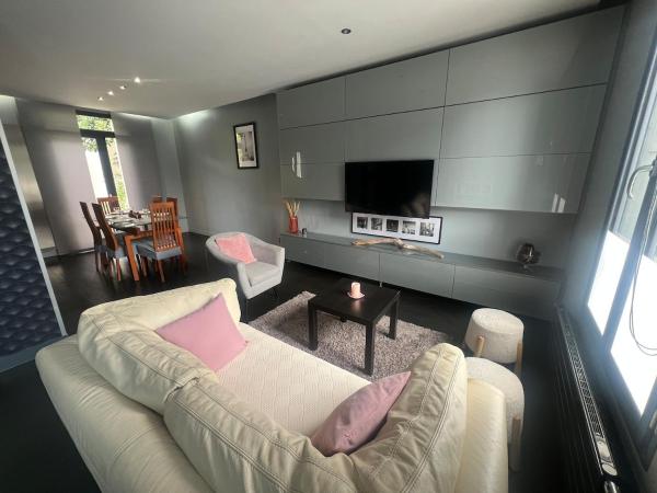 House Sleeps 5 Orly Airport Paris - ibis Styles Antony Paris Sud