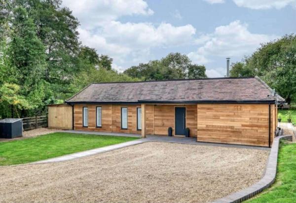 Cedar Barn Getaway 3 Bed Sleeps 6 Parking - Bromsgrove