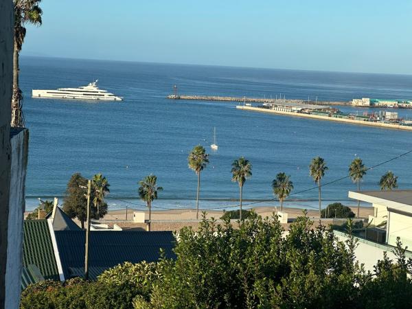 La Santos Beach View Villa With 3 Bed , 3 Bath, Jacuzzi, Sea View - Mossel Bay
