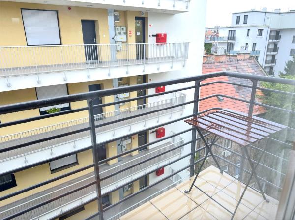 Prime Stay - Modern 1 Bedroom Apartment With Free Parking & Balcony - Boedapest