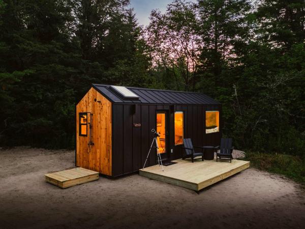 Vesta Nook With Shower Queen Bed & Pullout Sofa - Maine