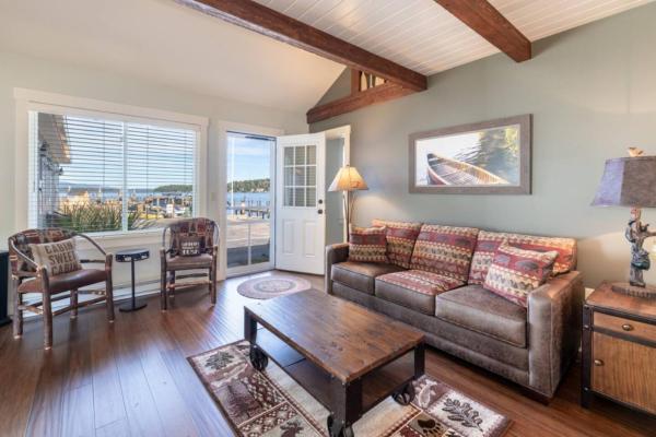 Sunny Shores - Lake Days, Pool Dips & Concerts - Gilford, NH