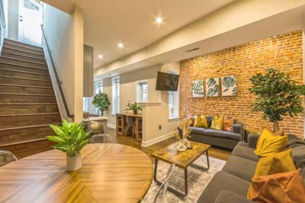 Lovely 2br W Patio - 10 Mins To Dt - Sleeps 10 - Upper Darby, PA