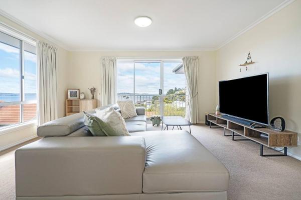 Azure Vista - Sunny Escape Overlooking River Derwent - Hobart