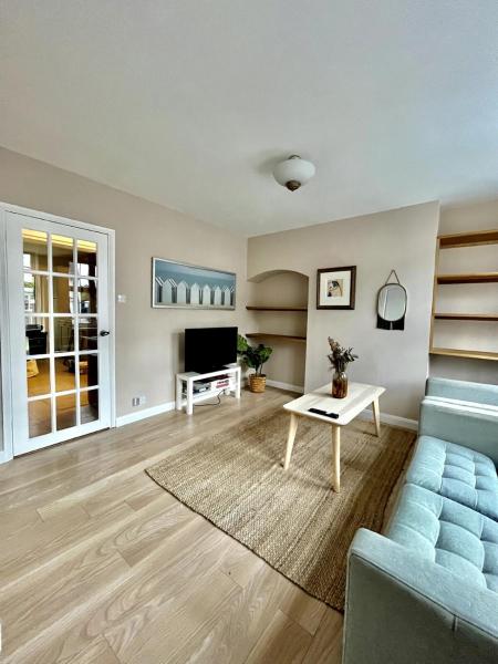 3 Bedroom House With Parking - Dorking