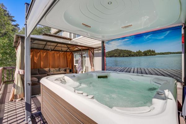 Mtn Views & Hot Tub: 4,300-sq-ft Oakland Retreat - Oakland, CA