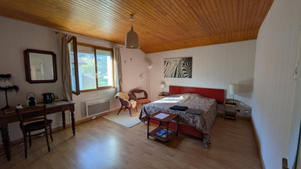 Chez Claire - Immense Chambre, Salle De Bain Indépendante Réservée Aux Voyageurs, Quartier Calme, Parking Gratuit Dans Cour Fermée - Autrans