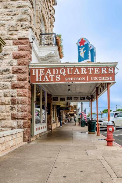 The Bank On Main St - Luxury Historic Suite On Main Street! - Fredericksburg, TX