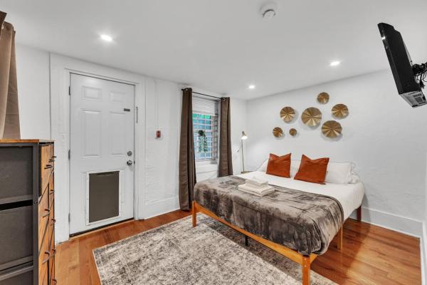 Cozy Center City 1br Apartment With Patio - Philadelphia, PA