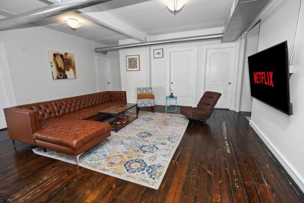 Huge 4br With Pool Table Chicago Downtown Retreat Good For Groups Sleeps 10 Near Mccormick Place And Field Museum - Chicago, IL