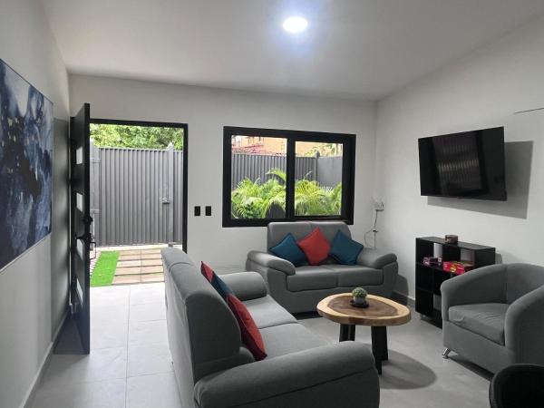 House Of The Orange Cat - Playa Hermosa