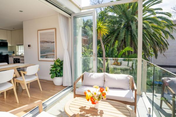 Sunny Beachside Top Floor With Parking - 맨리