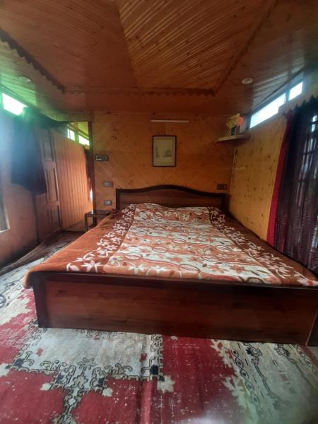 Houseboat Parimahal Deluxe - Srinagar