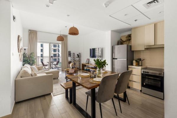 Canal-view 1br Balcony Pool Near F1 & Parks - 