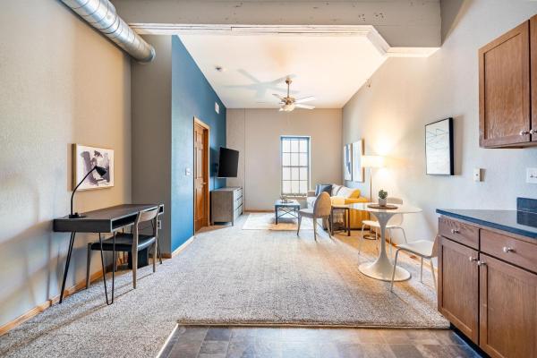 Landing Stunning 1bd Courtyard - レブンワース, KS