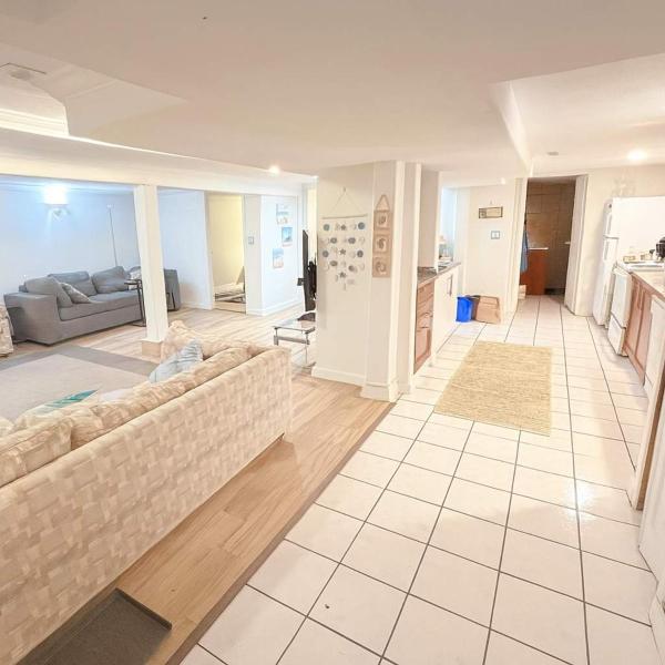 Melrose Place Poolside Hideaway Basement Suite Sleeps 6 Plus - Saanich