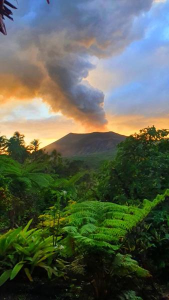 Volcano Island Paradise - バヌアツ