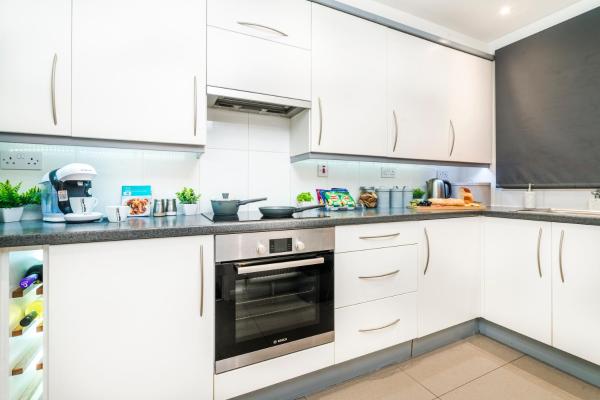 Monmouth House Aylesbury Premier Quality Accommodation For Larger Families Contractors And Professionals Sleeps Up To 6 Guests - Aylesbury