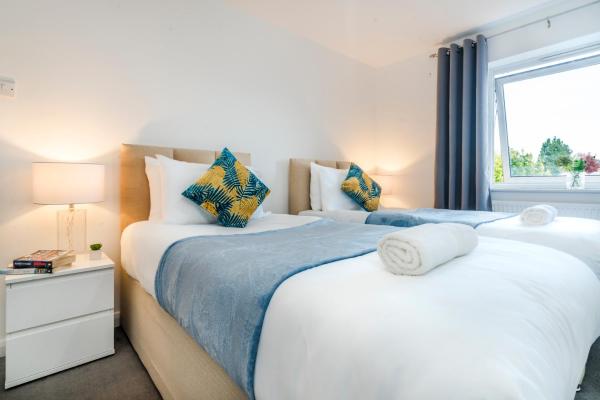 Monmouth House Aylesbury Premier Quality Accommodation For Larger Families Contractors And Professionals Sleeps Up To 6 Guests - Aylesbury