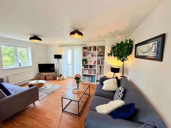 Filton's 2 Bedroom Flat With Parking Next To Filton College - Brístol