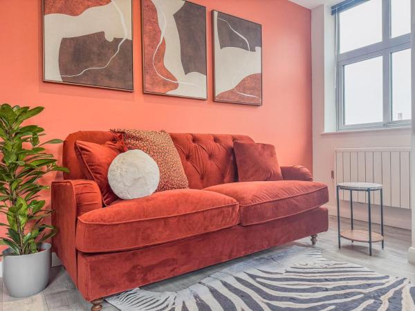 Stylish 2 Bed 2 Bath Apartment - Sleeps 5 - 3 Mins To St Margarets Station & Highcross - Free Parking - Leicester