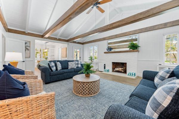 A Charming Beach Cottage By Beachside Management - Sarasota, FL