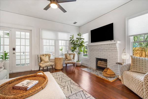 Bright 2br Bradenton Beach Bungalow With Parking And Washer And Dryer - Bradenton, FL