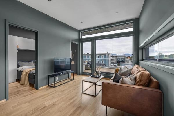 Either A Large Or A Small Apartment - Tromsø