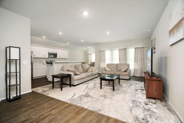 Stylish And Luxuriously Furnished 3bedroom Getaway - Broken Arrow, OK