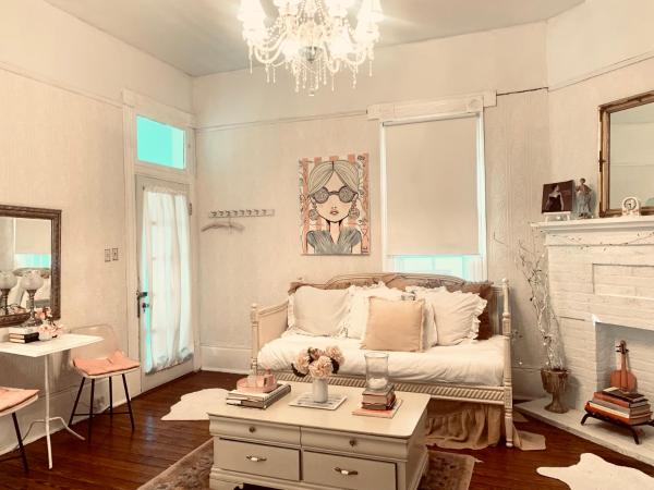 3br Parisian Penthouse Sleeps 5 W Balcony On Streetcar!! - Metairie, LA