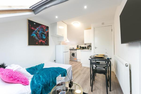 Qties Luxury Home - London