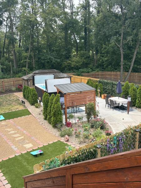 Urban Oasis With Heated Spa Pool, Bar, Garden, Firepit, Outdoor Movie Theater, Outdoor Games - Parkville, MO