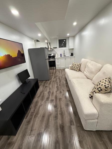 Modern & Cozy One Bedroom Basement Suite With Parking - Milton, Canadá