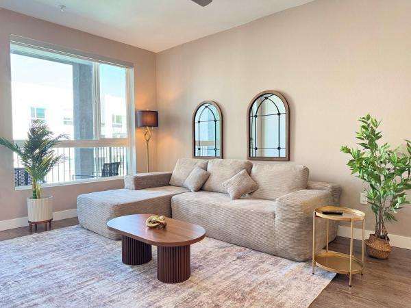 Upscale Escape 10 Min From Disneyland With Pool & Gym - Costa Mesa, CA