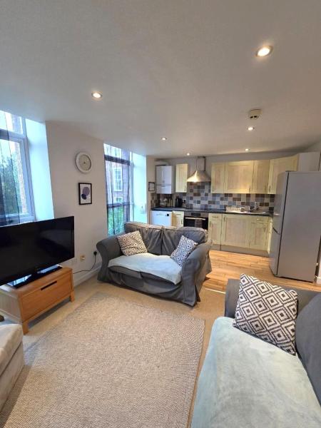 Cawley Priory, Spacious 2 Bedroom City Centre Flat With Parking Space - Chichester Holiday Properties - Chichester