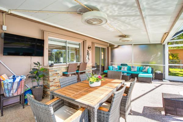 Dock Your Boat Waterfront Cape Coral Home With Pool - Cape Coral, FL