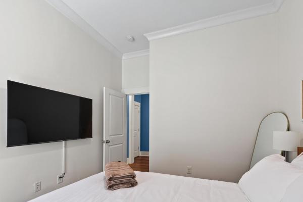 Renovated Dog Friendly Duplex Near Food & Fun Fully Fenced Yard And Private Parking - Savannah, GA