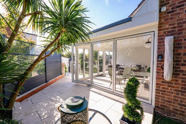 3 Bed House With Free Parking, Garden & Fast Wifi - Barry