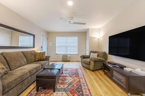 15 Lodge With Hood River Bridge View - White Salmon, WA