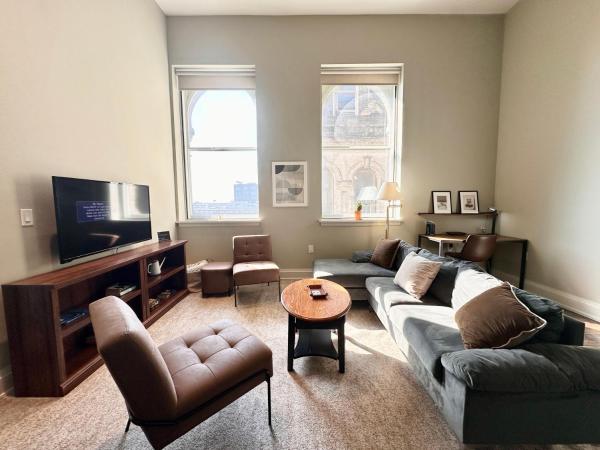Downtown Sleek 2br Loft - Milwaukee, WI