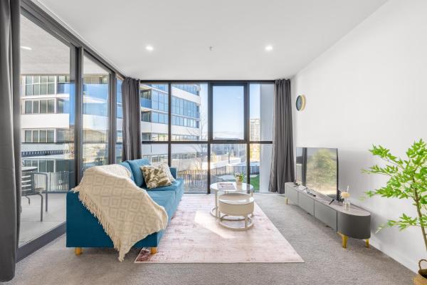 Stylish Woden Apt Near Hospital W Pool, Parking - Canberra