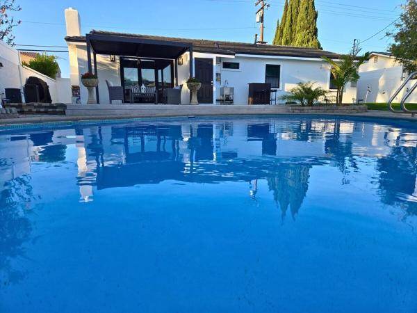 Talbert Oasis - Modern Luxury Huntington Beach Retreat - Huntington Beach, CA