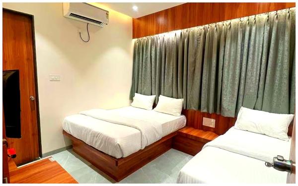 A Premium Hotel Rudraksh Palace ! Near Sai Baba Mandir & Main Places - Fully Air Conditioned Premium Family Rooms! - Shirdi
