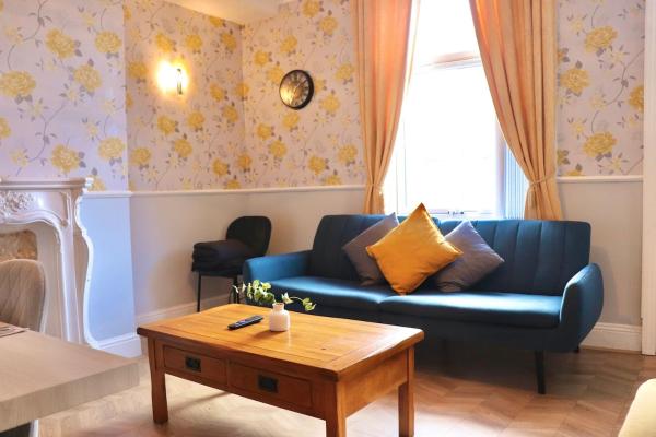 Comfortable 2 Bed Property With Garden - Parking - Leeds