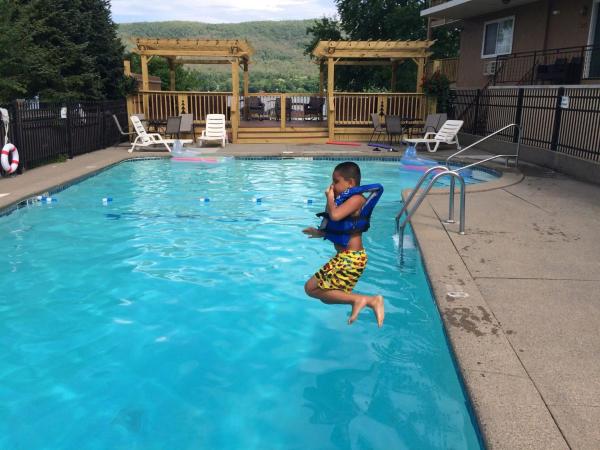 The Sundowner On Lake George - Hudson Valley, NY