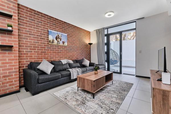 Spacious 2br In The Heart Of Rosebank-walk To The Zone, Starbucks, Mall & Gautrain With Full Back Up - Johannesburg