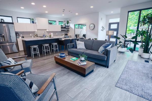 3 Bed 3 Bath Modern Luxury Home With Hot Tub And Rooftop Patio - Indianapolis, IN