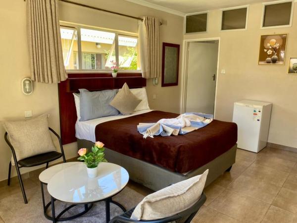 Poolside Executive Suite Near Airport - 2322 - Harare