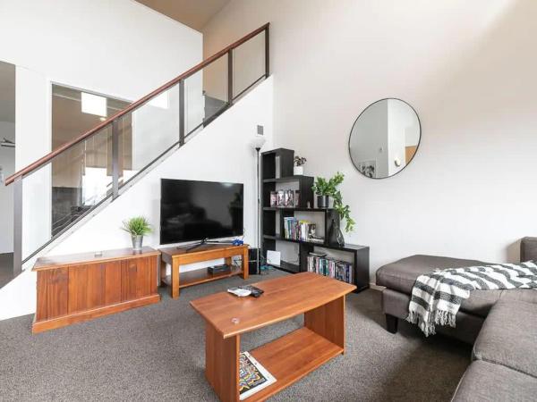 Roomy High-ceiling Loft Apartment - Free Parking! - オークランド
